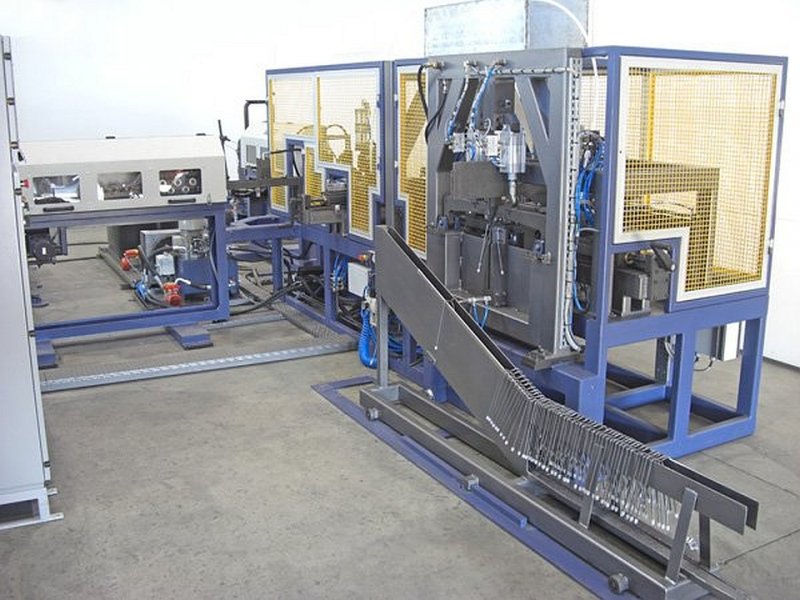 Fully automatic production of individual four-legged spacers | WIRE