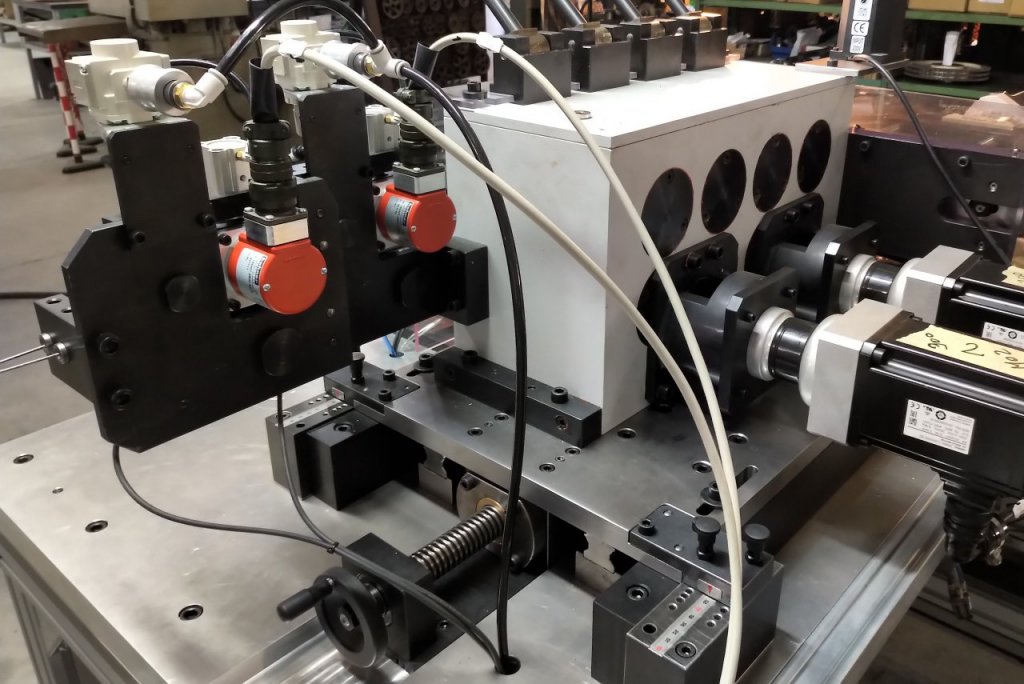 Special machine to produce U-staples | WIRE