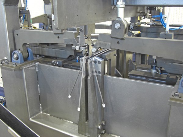 Fully automatic production of individual four-legged spacers | WIRE