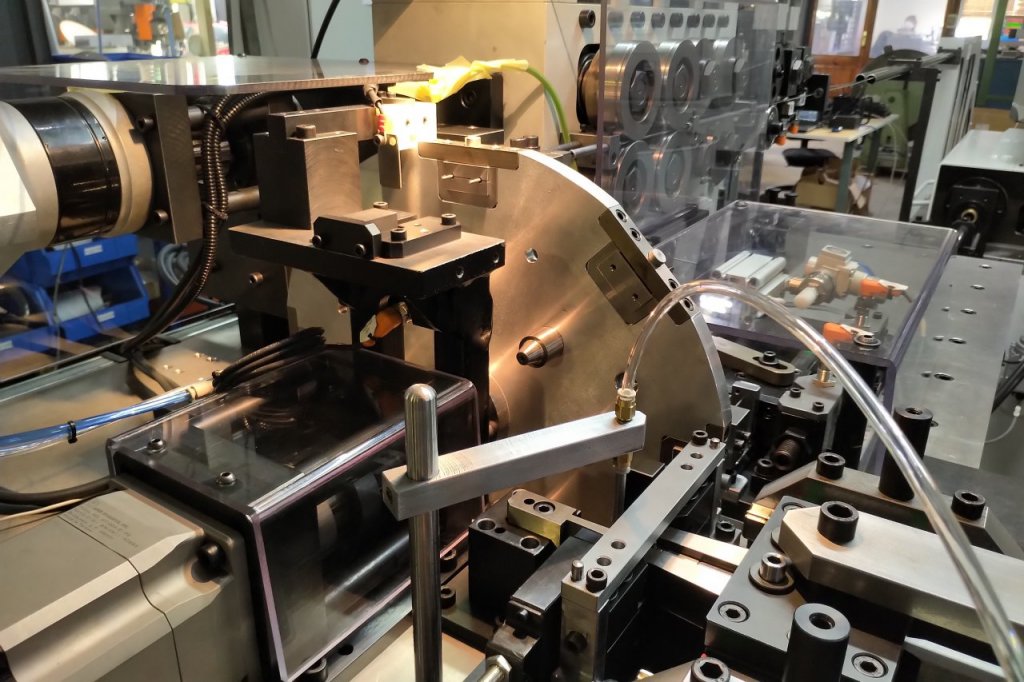 Special machine to produce U-staples | WIRE