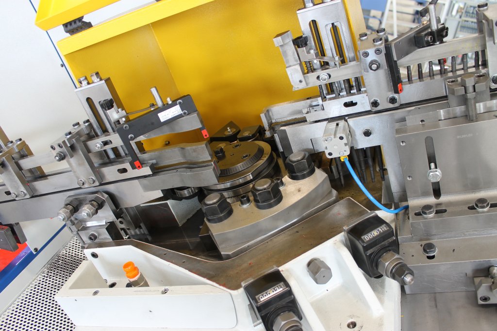 “RP620-RR12” combining flat dies and rotary stations | WIRE