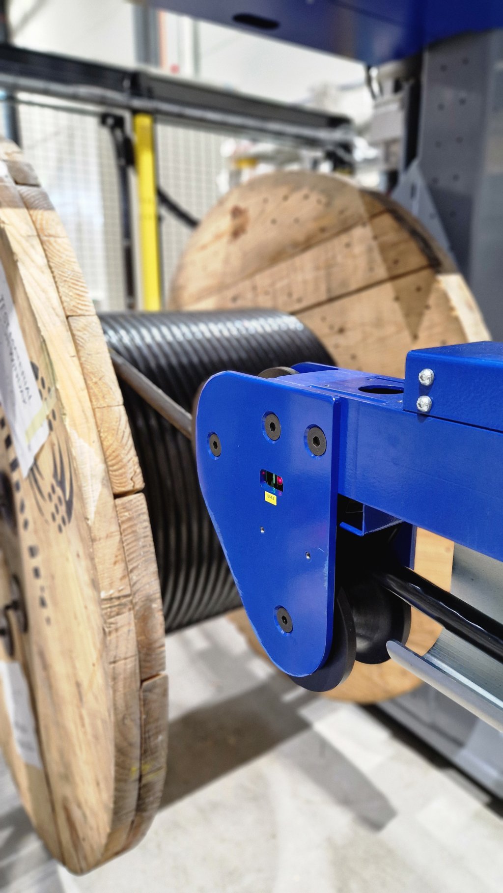 Effortless heavy reel handling | WIRE